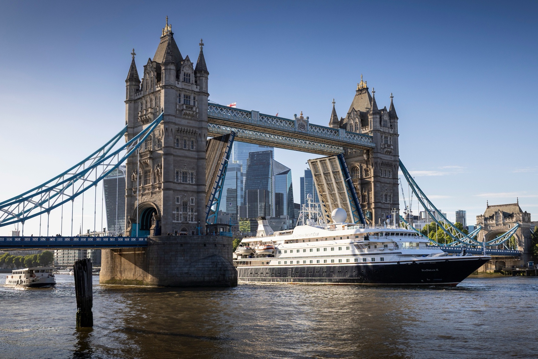 SeaDream Yacht Club's mega-yacht SeaDream II sails through Tower Bridge ...